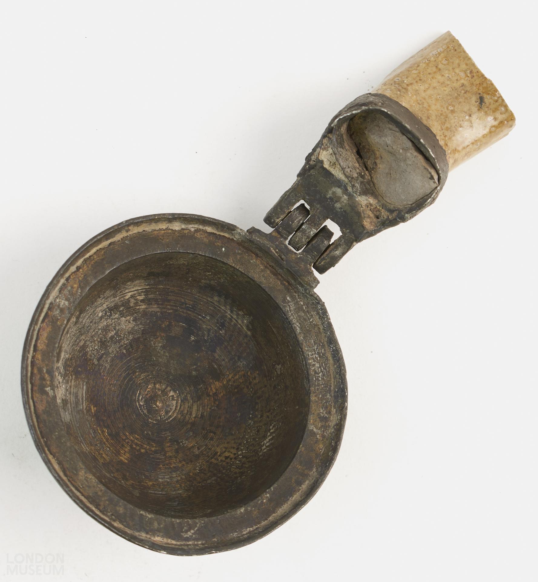 Tankard lid with handle fragment | London Museum