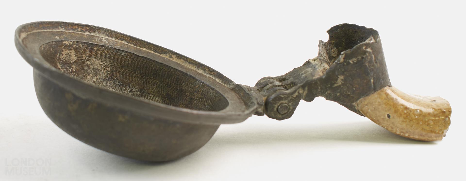 Tankard lid with handle fragment | London Museum