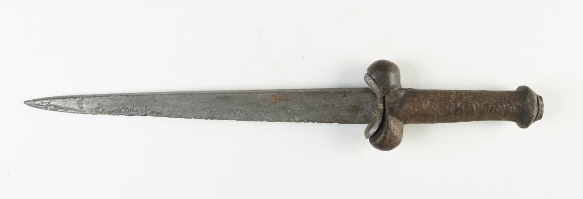 ballock dagger worn