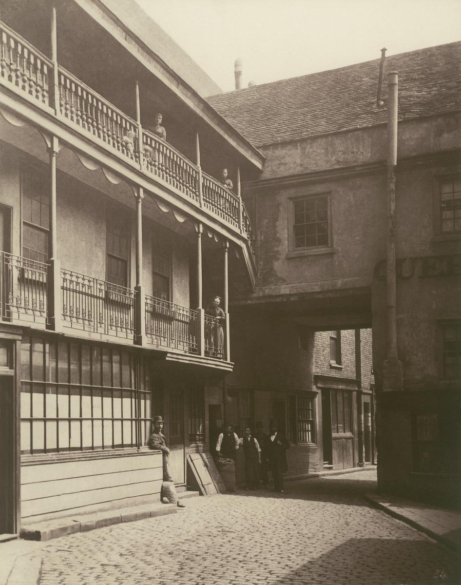 Queen's Head Inn Yard, Southwark | London Museum