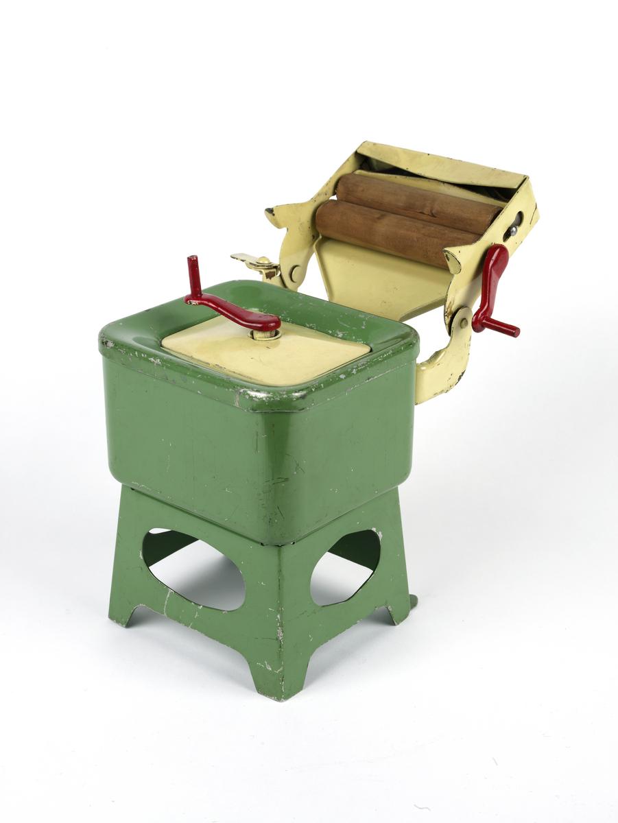 Toy mangle | London Museum