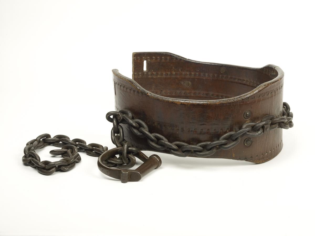 Belt, padlock, chain | London Museum