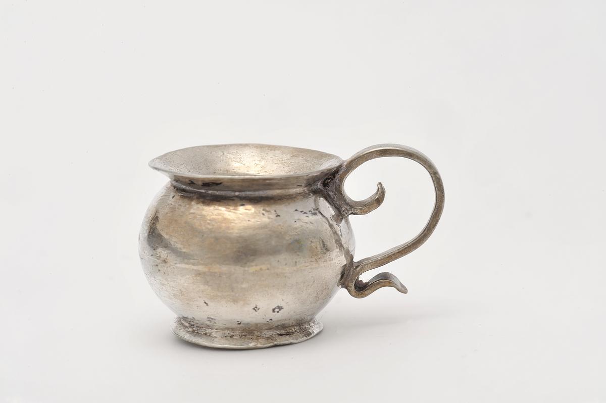 Miniature chamber pot | London Museum