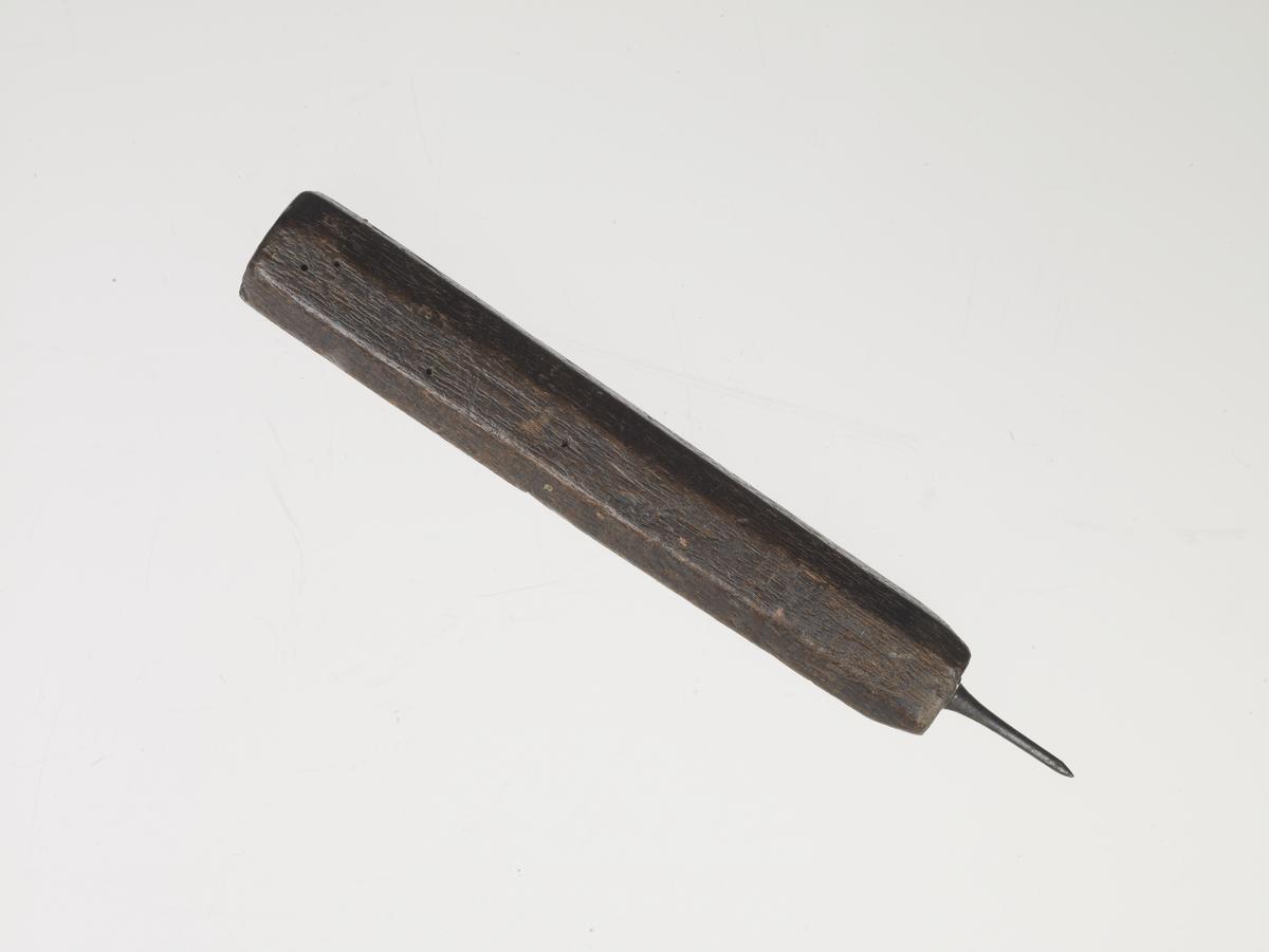 Awl, pricking awl | London Museum