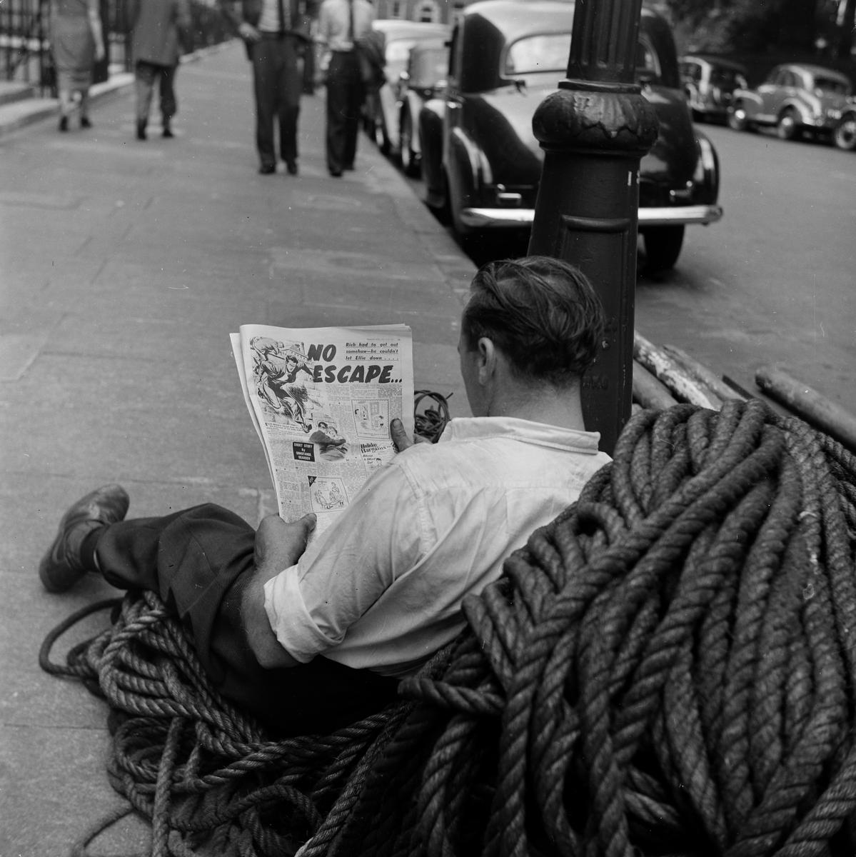 Man reading the paper | London Museum