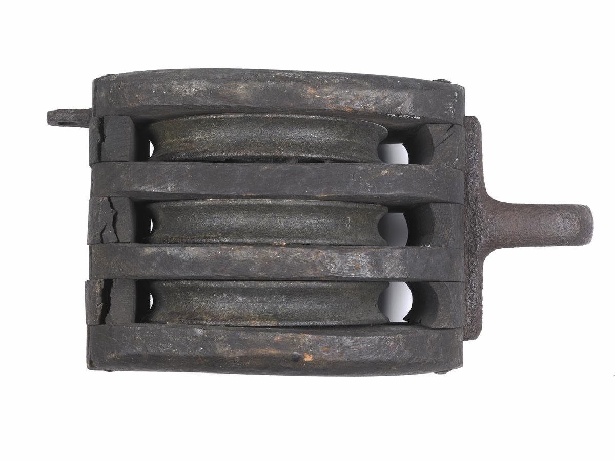 Block, triple pulley block | London Museum