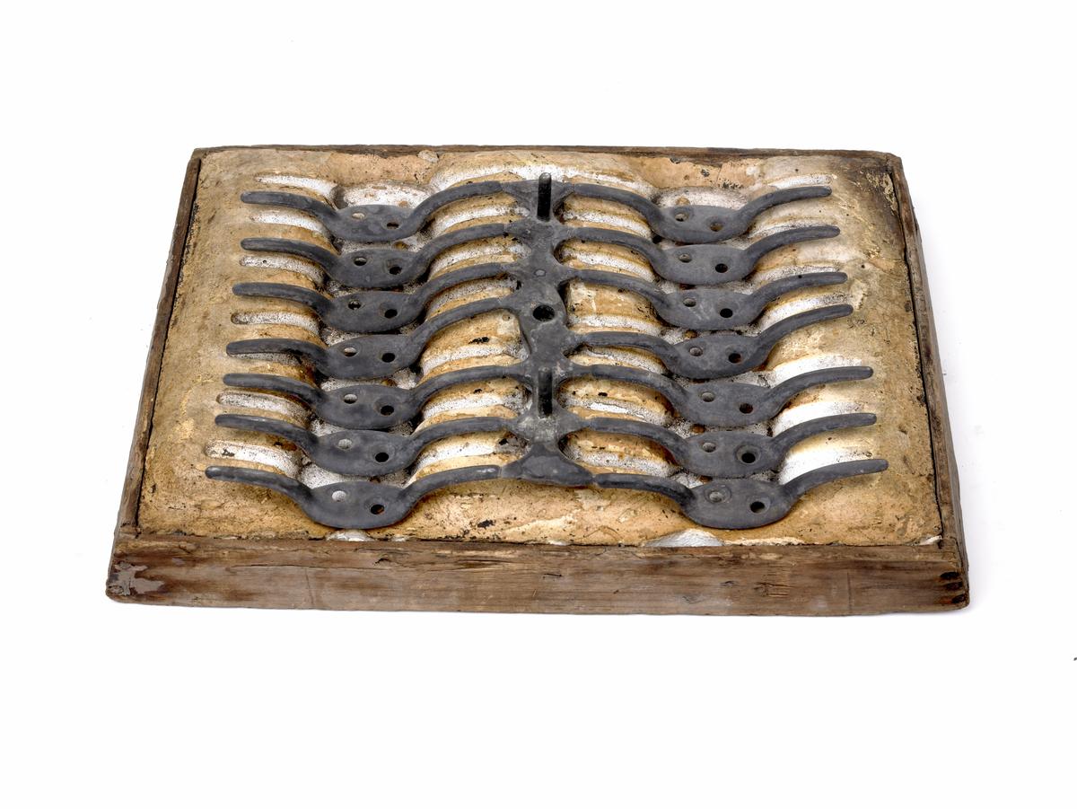 Pattern, pattern for horn cleats | London Museum