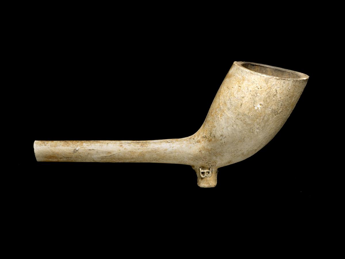 Tobacco pipe, clay pipe | London Museum