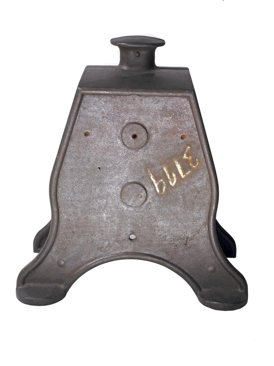 Windlass, side frames of windlass | London Museum