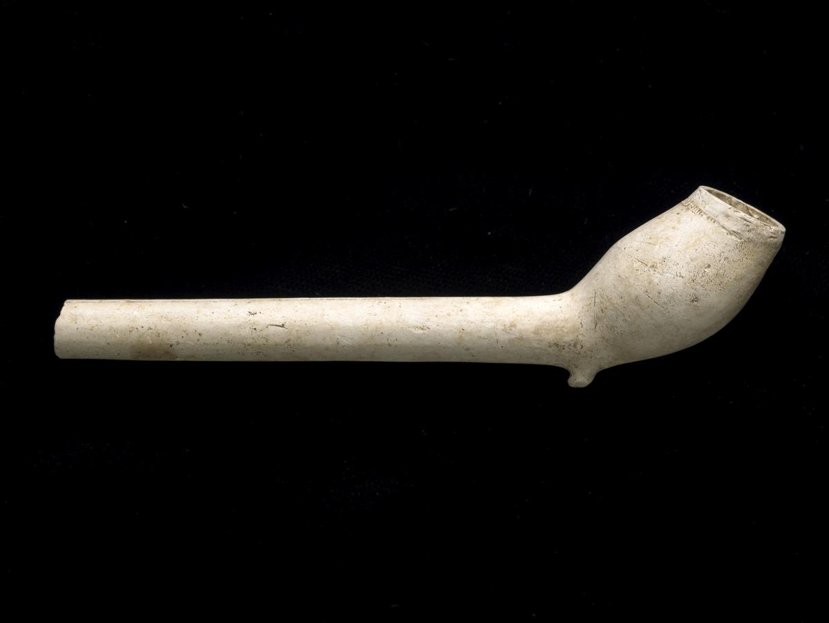Tobacco pipe, clay pipe | London Museum