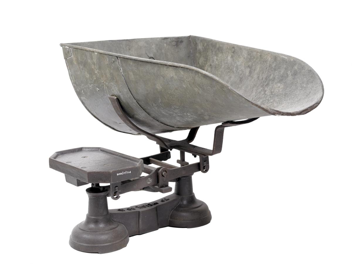 Scales, counter weighing machine | London Museum