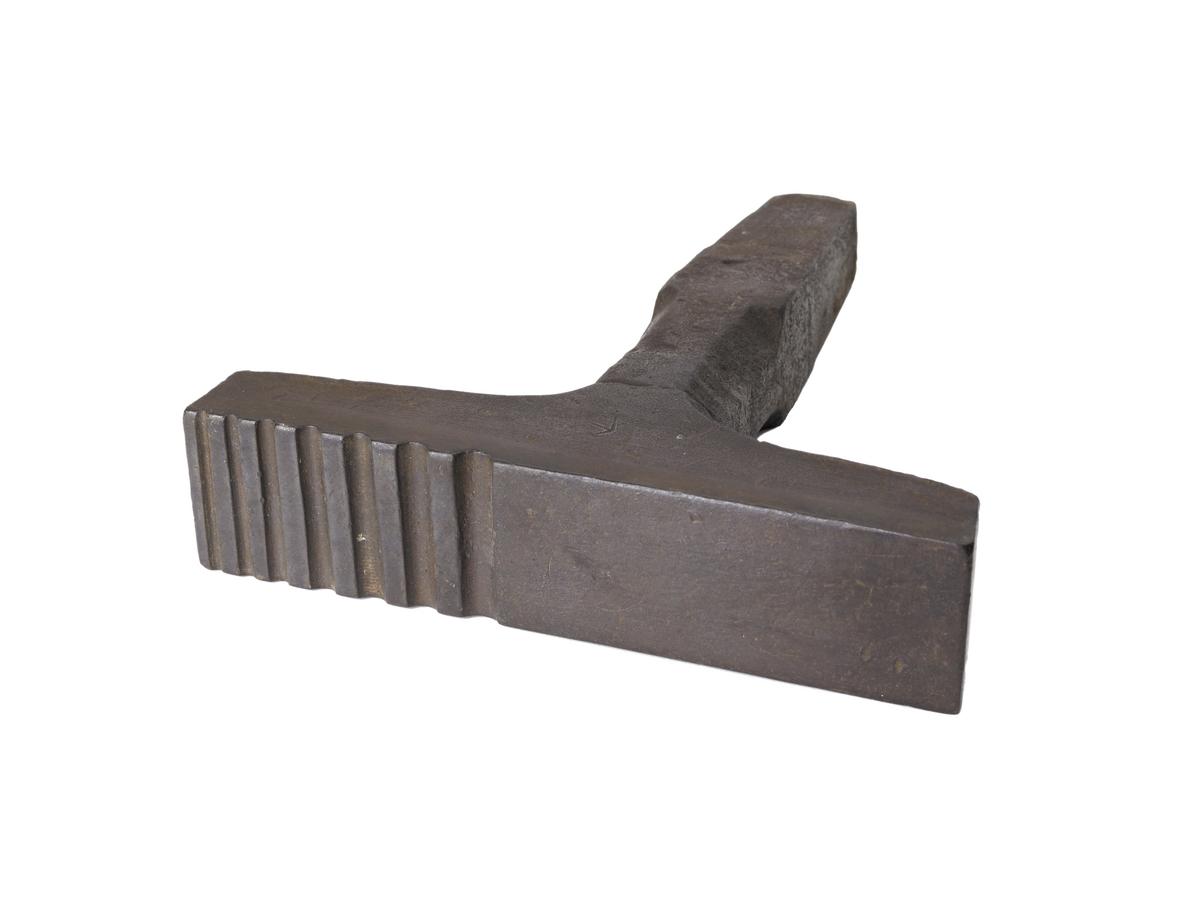 Iron, creasing iron | London Museum