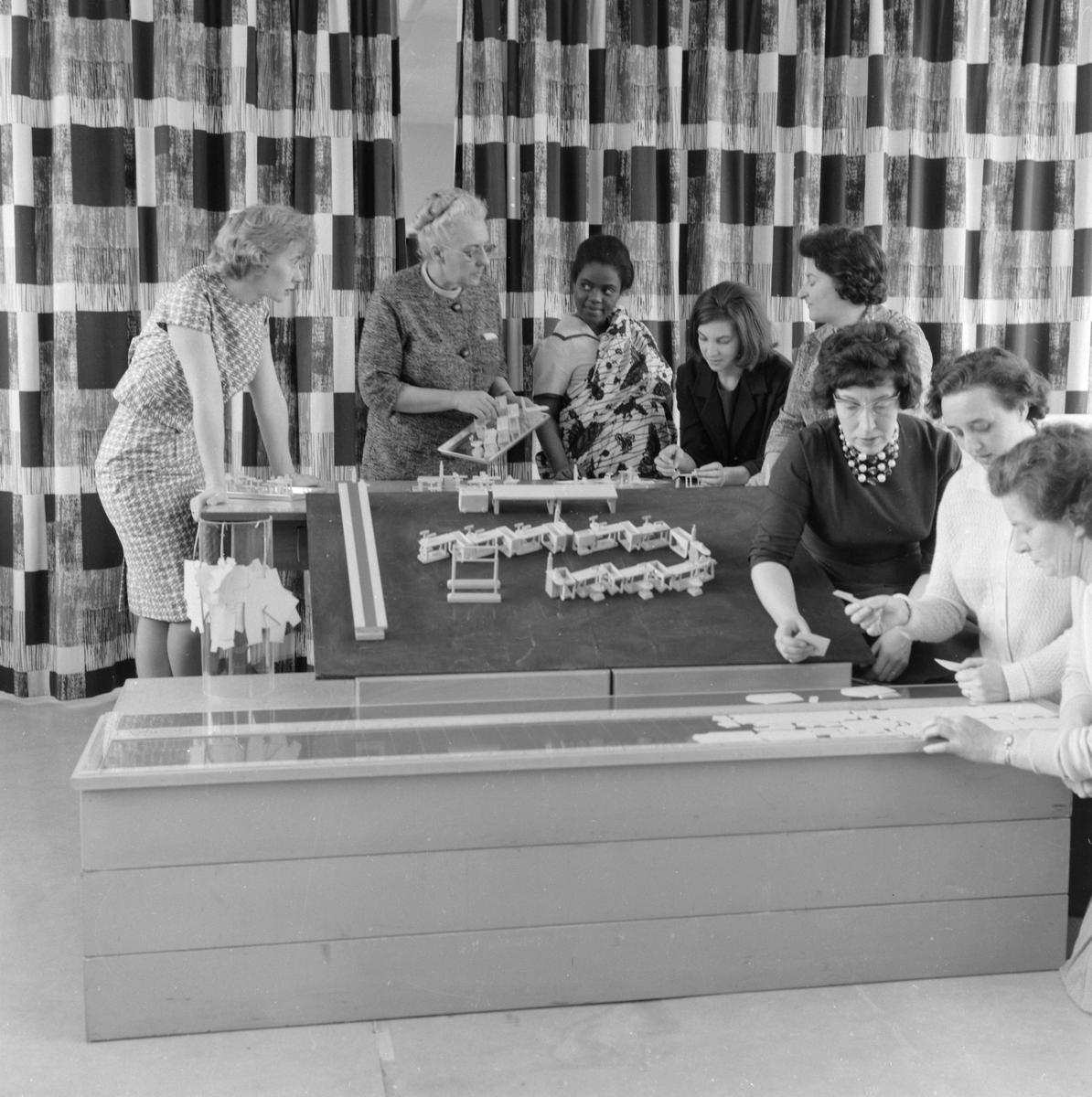 Teaching students at Garnett College | London Museum