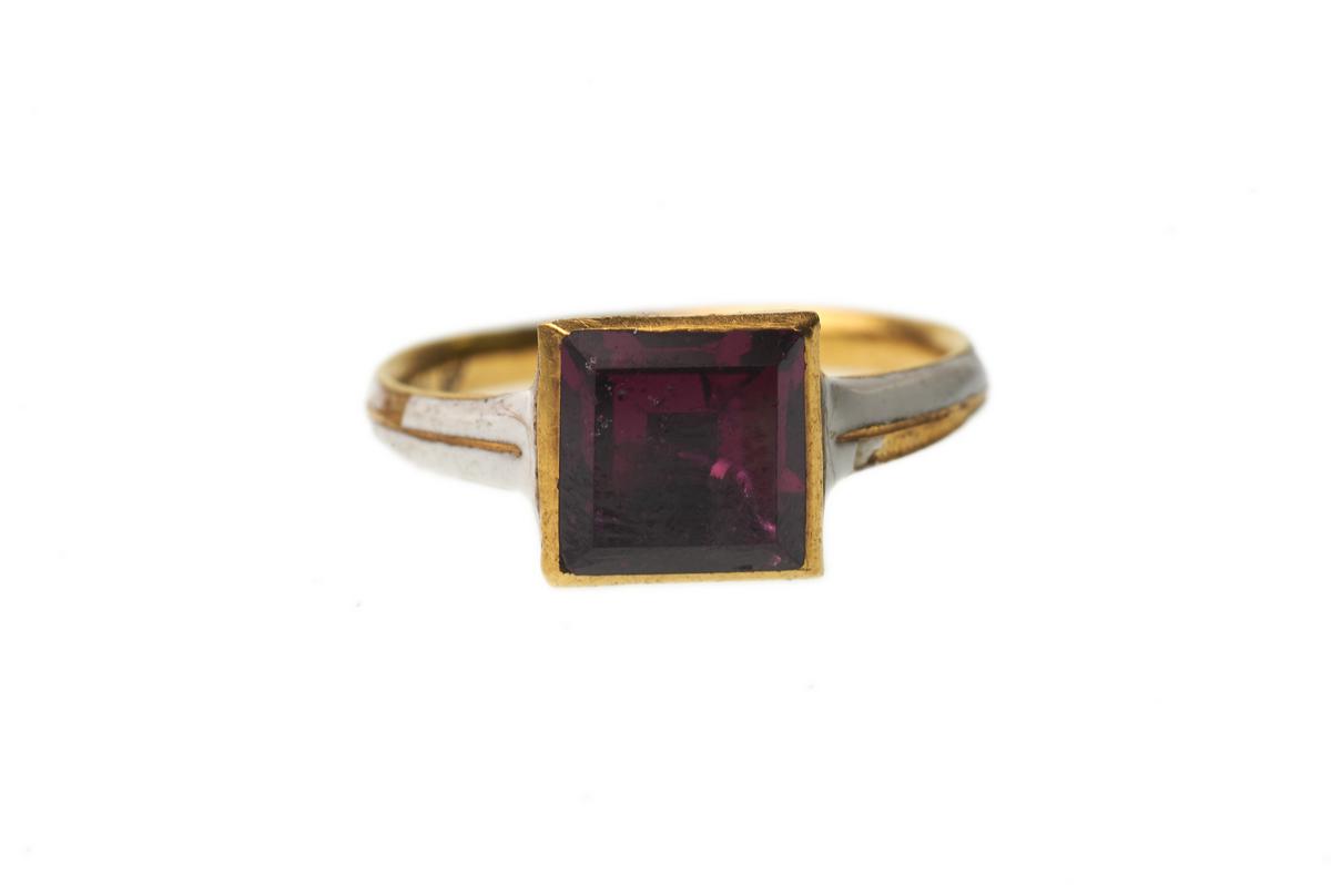 Pyrope garnet solitaire ring | London Museum