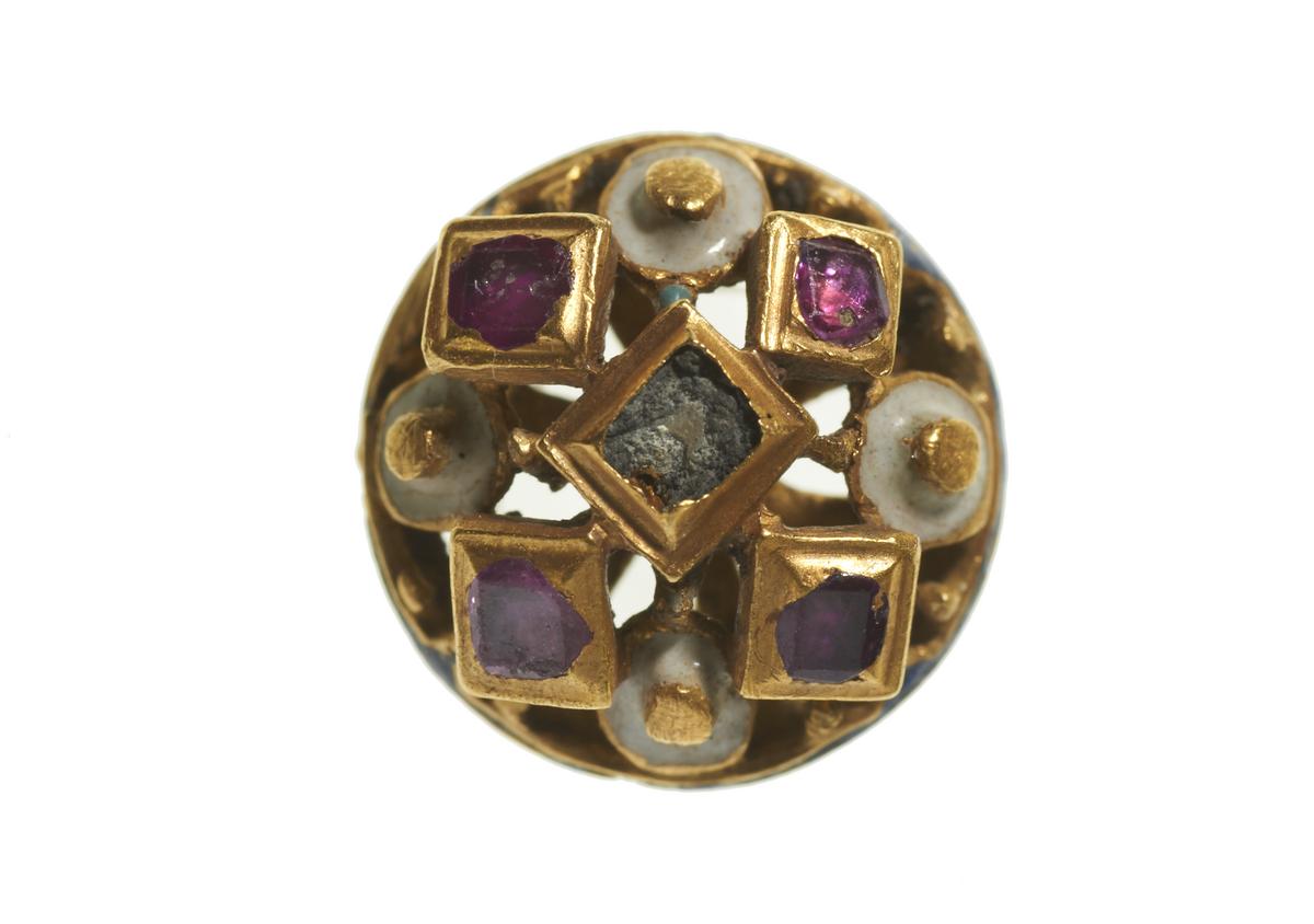 Ruby and diamond button | London Museum