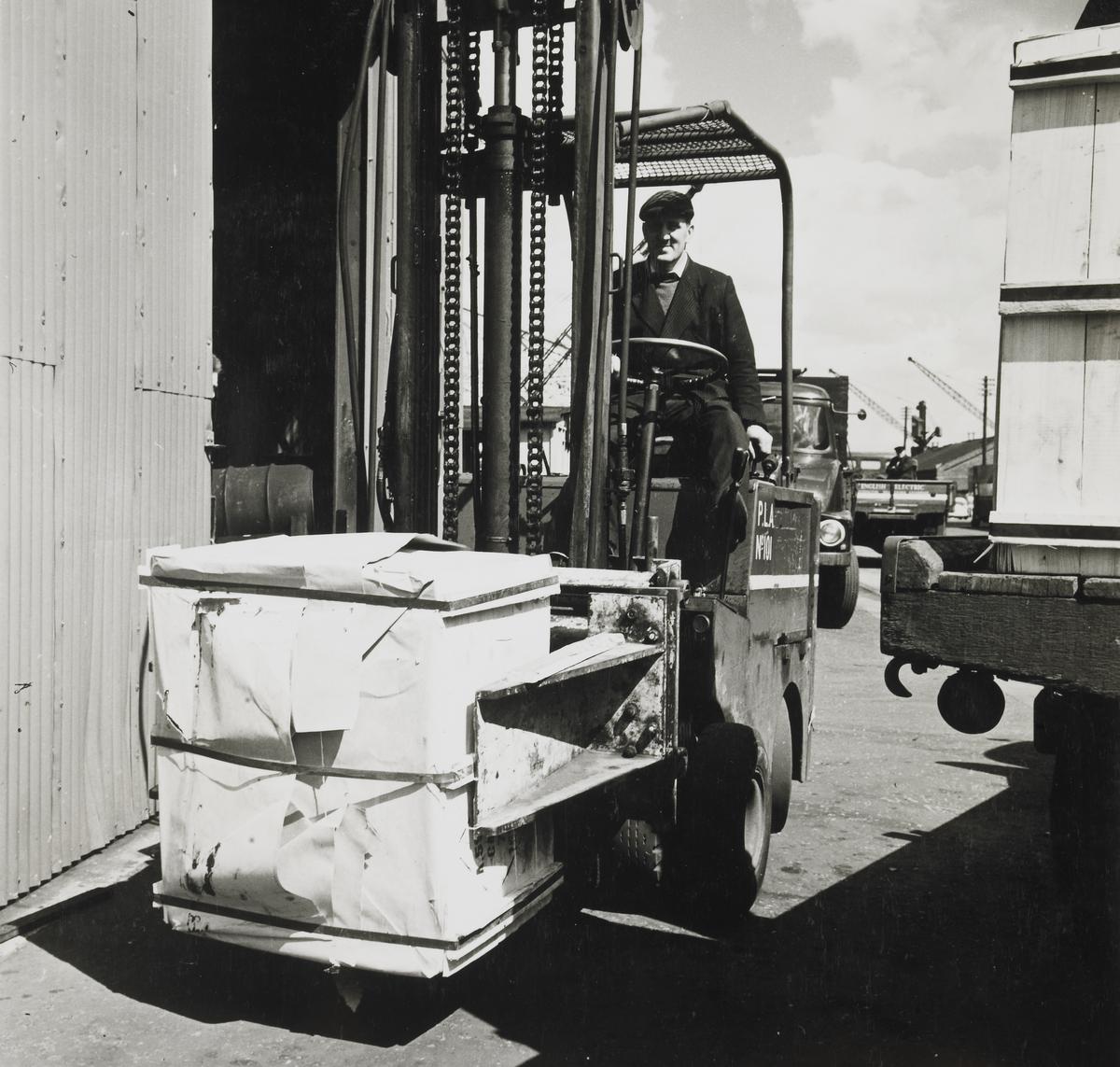Squeeze clamp truck, Millwall Dock | London Museum