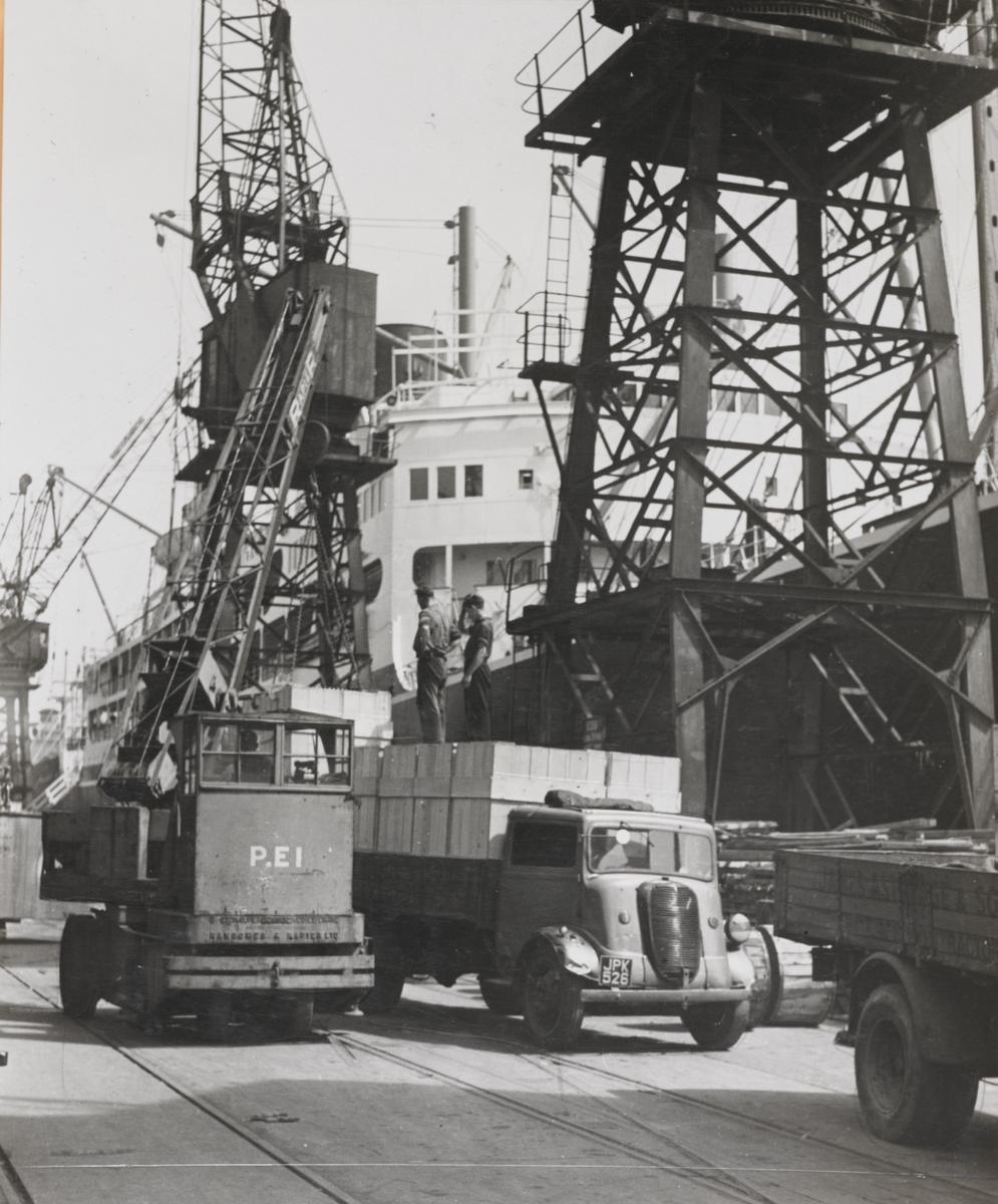 Mobile crane handling crated goods | London Museum
