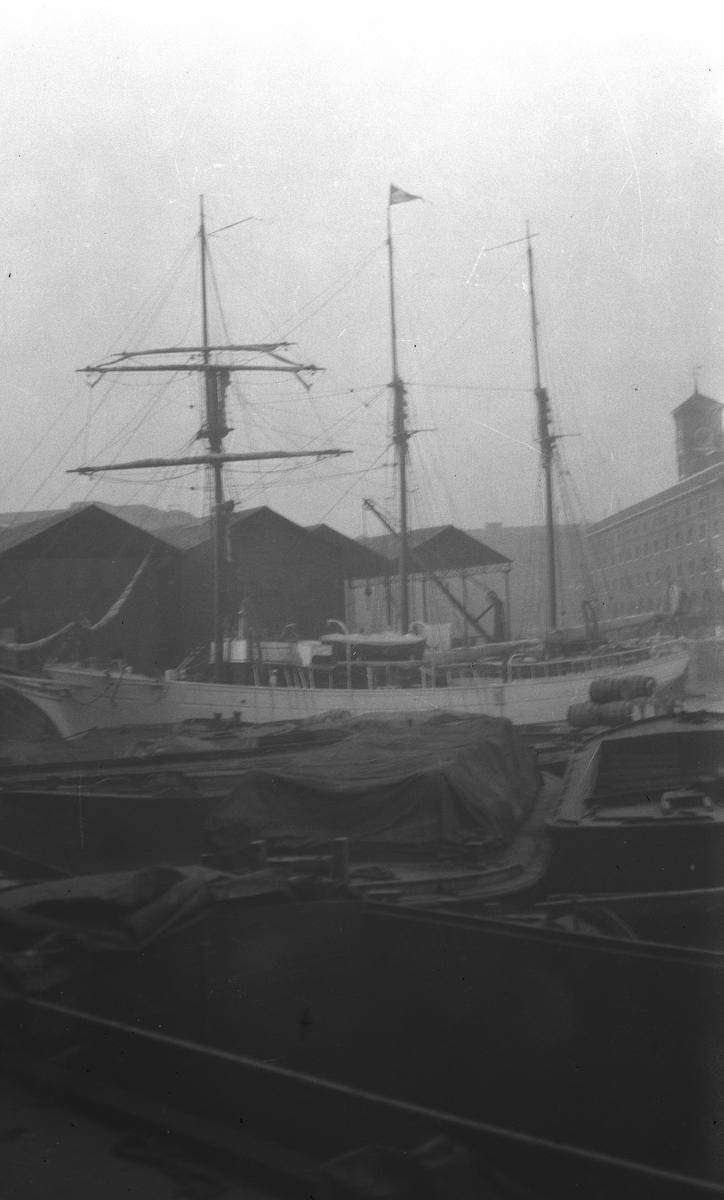 St. Katharine's Docks: The French schooner 'Baye de France' in the dock ...