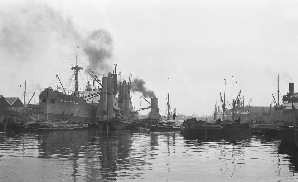 Surrey Docks: Canada Dock with the 'Dulwich' discharging grain at the ...