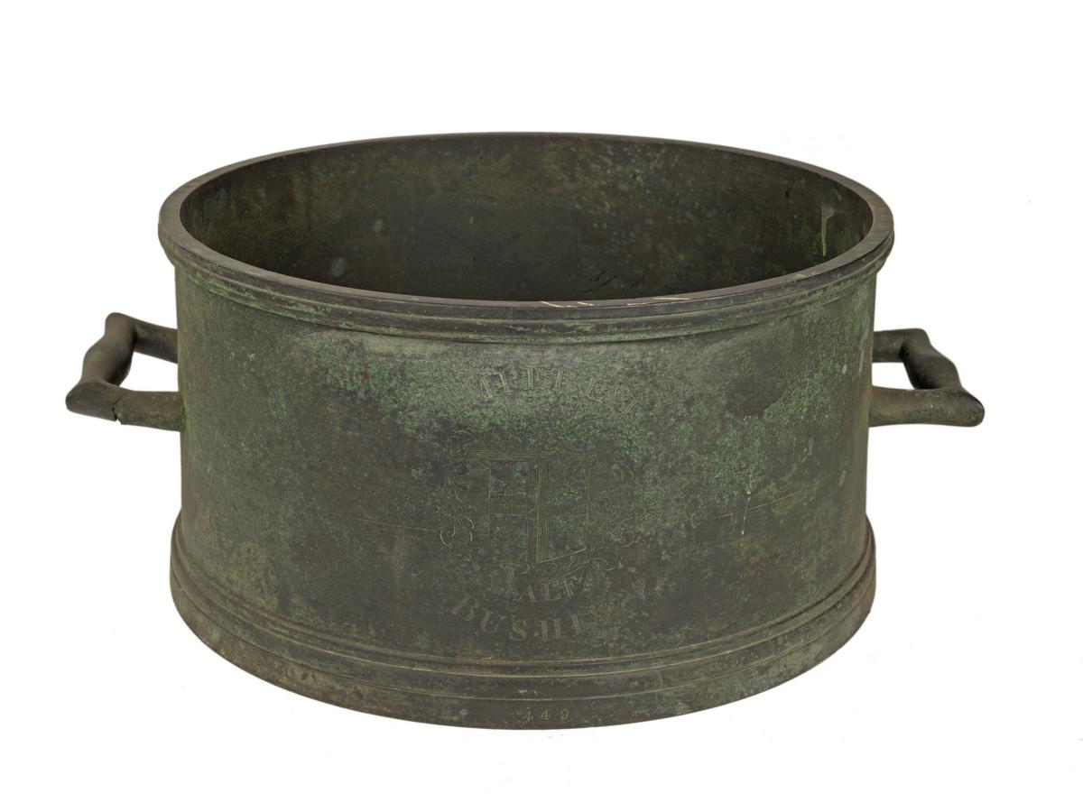 Measure, half bushel measure | London Museum