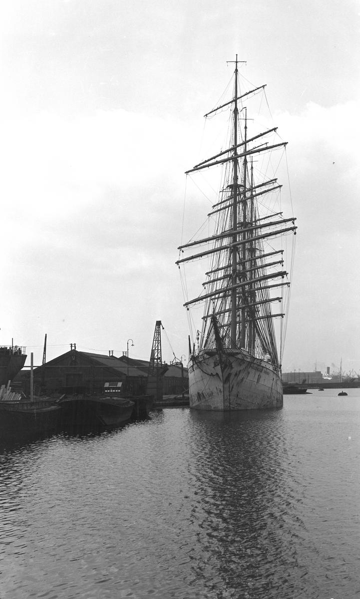 Millwall Docks: The German barque 'Magdalene Vinnen' off Blackwall Pier ...