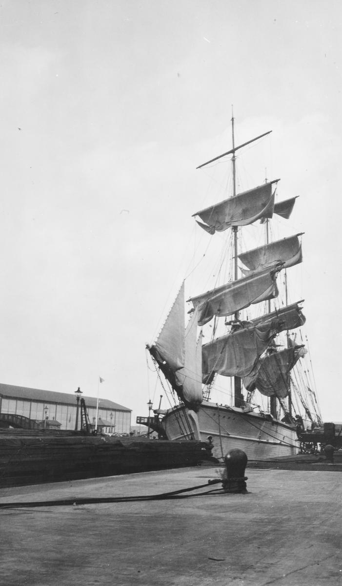 Millwall Docks: The barque 'Loch Linnhe' drying sails in July, 1930 ...