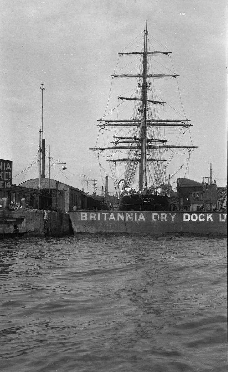 Millwall Docks: The barque 'Shakespeare in the Britannia Dry Dock in ...