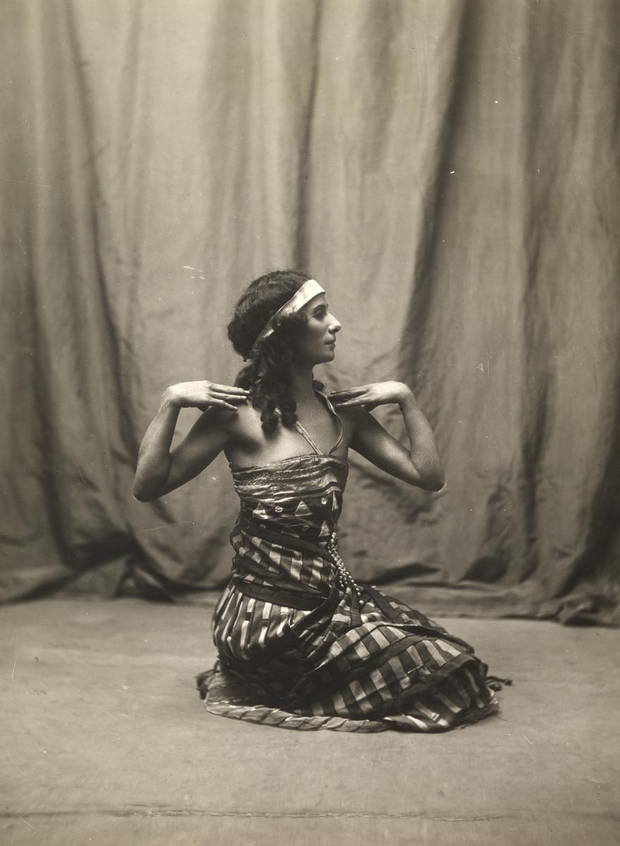 Anna Pavlova posed in costume for Ta-Hor from 'Cléopâtre' | London Museum