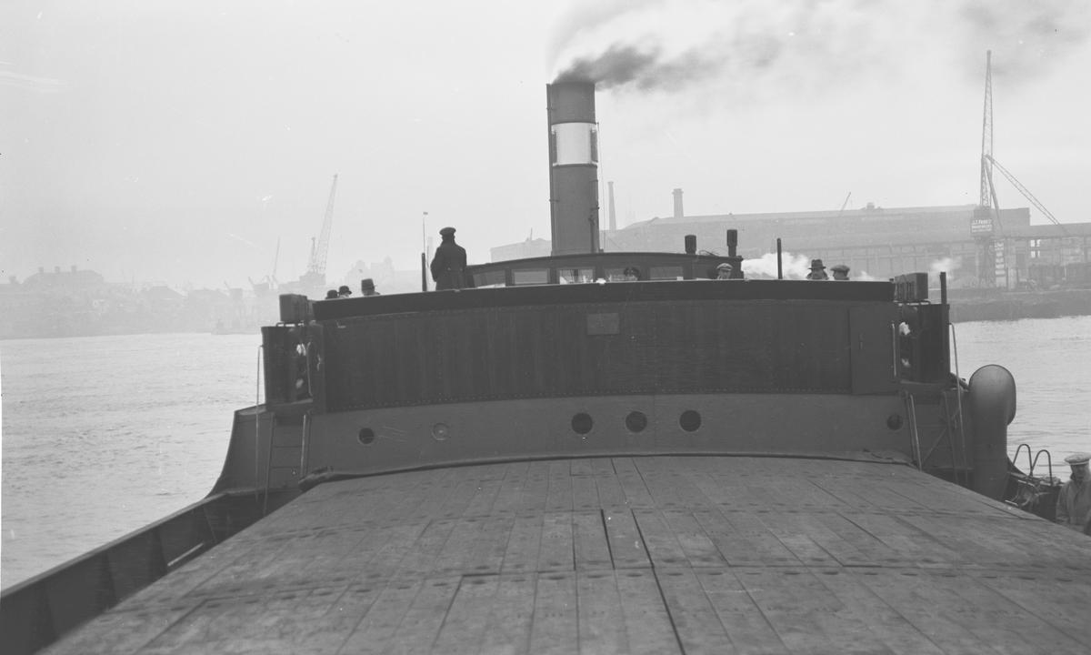 Colliers: On board the Wandsworth Gas Company's collier 'Wandle' on ...