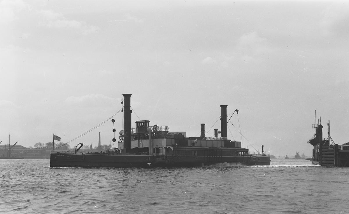 Ferries: The Woolwich Free Ferry 'Gordon' (2) leaving the North ...