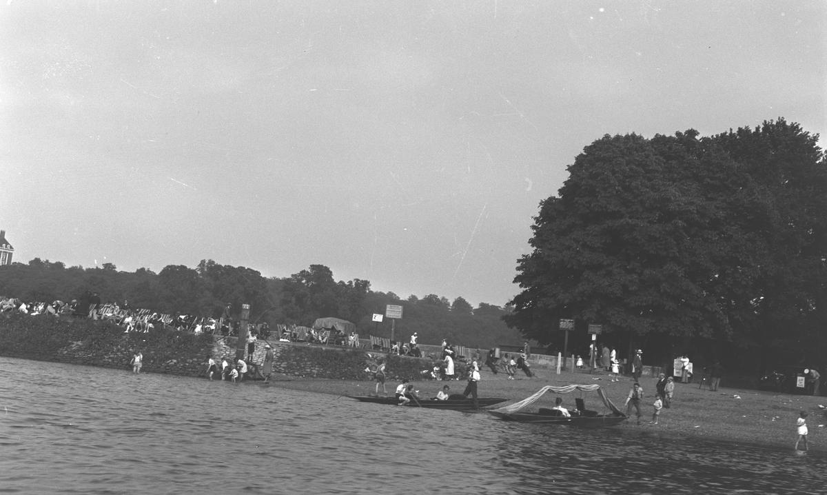 Draw Docks: A sunny afternoon at the Petersham Draw Dock, Richmond, on 10th June, 1934. | London ...