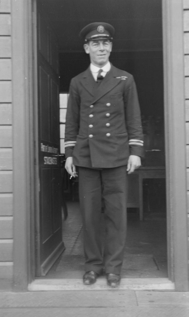Port personalities: Captain Crouch, on 6th October, 1930 | London Museum