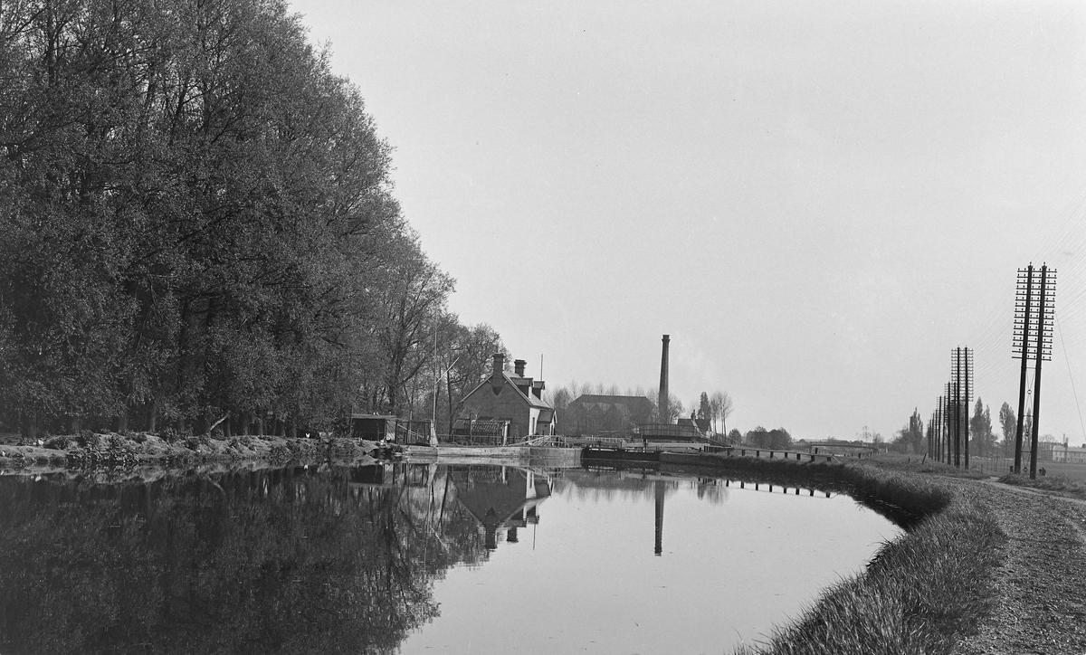 River Lee Navigation: Rammey Marsh Lock on a very still day , on 9th ...