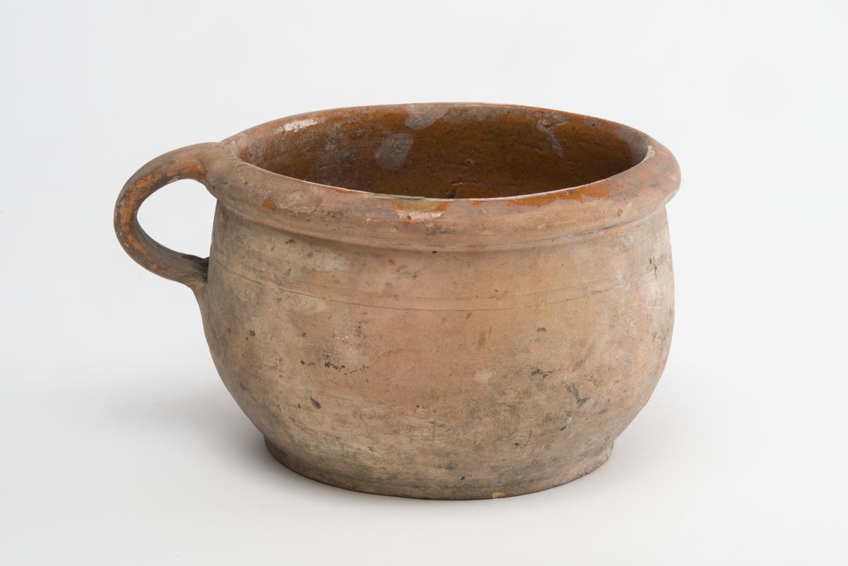 Chamber pot | London Museum