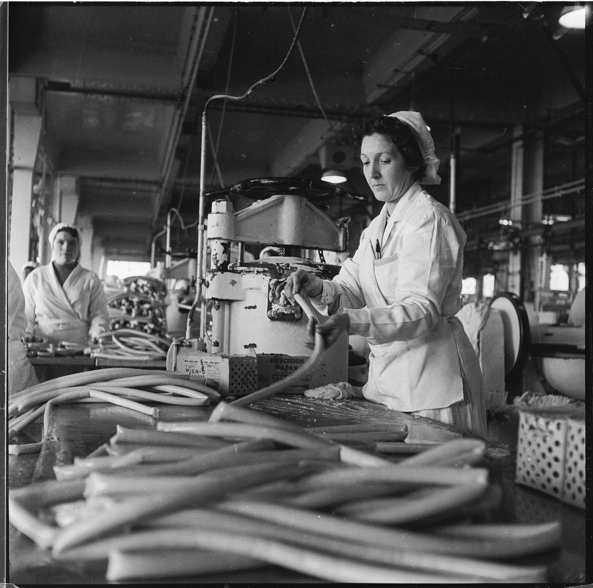 Employees make sausages at the Wall's factory, Acton | London Museum