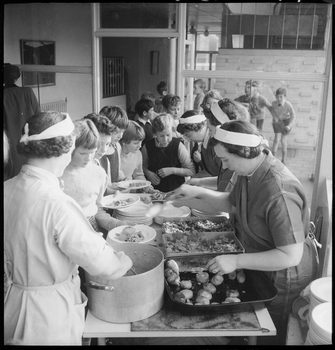 School dinners at Gospel Oak Primary School, Hampstead Heath | London ...
