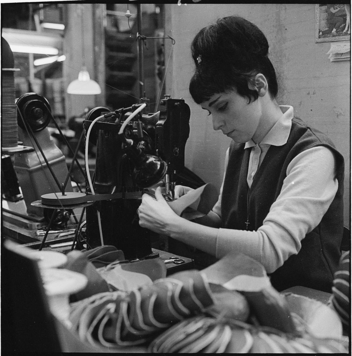 A Gamba employee adds drawstrings to ballet shoes | London Museum