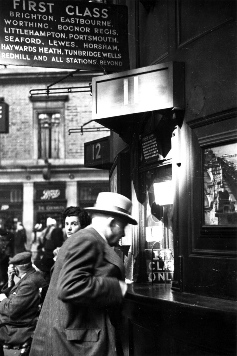 A man buys first class train tickets in Victoria Station | London Museum