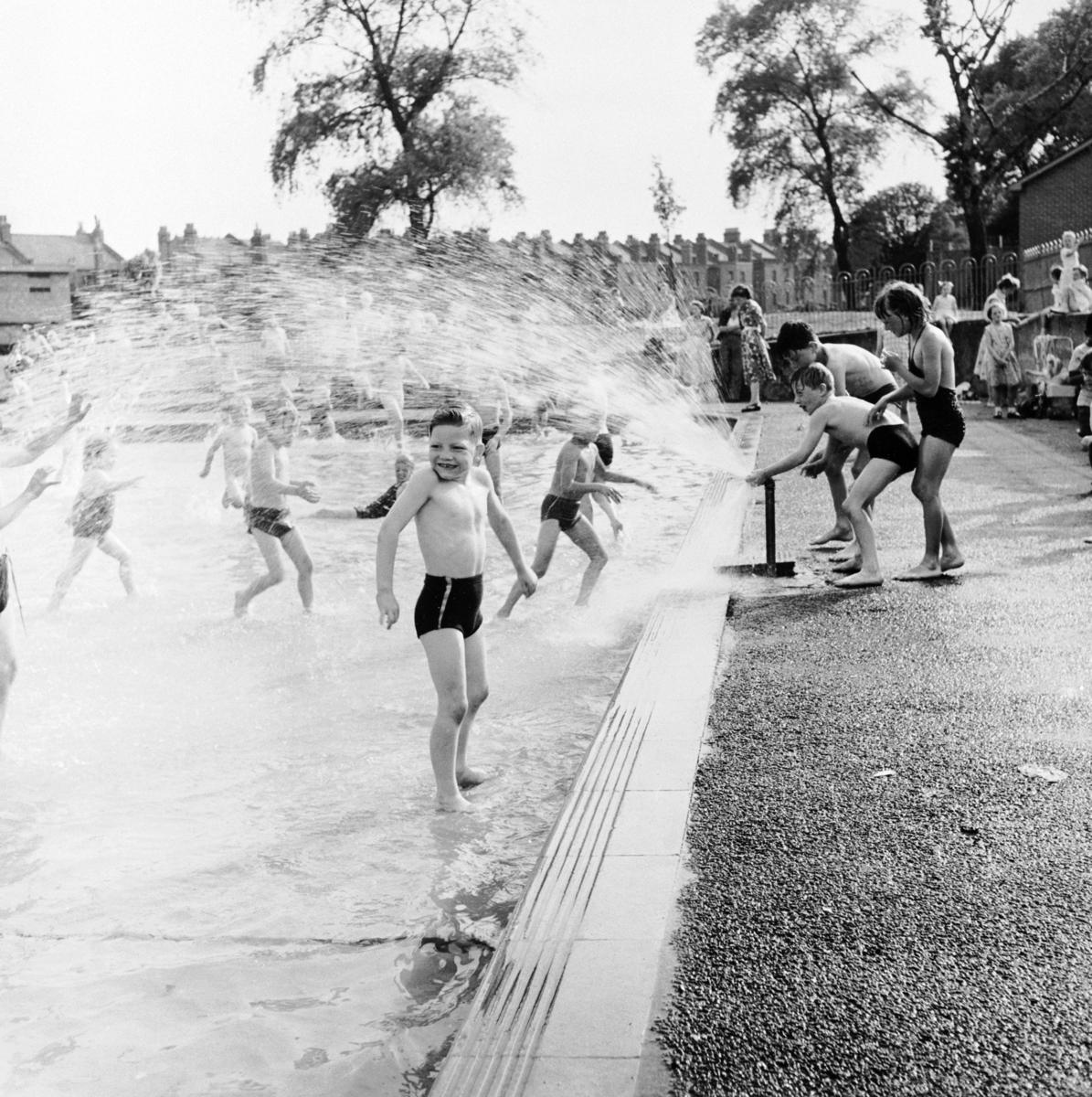 Children playing in the Lido in Parliament Hill Fields, Hampstead Heath ...