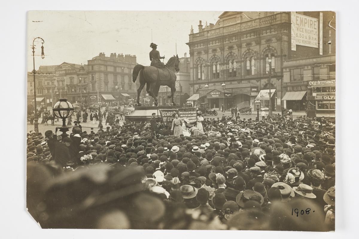 Suffragettes Speaking on St George's plateau in 1908 | London Museum