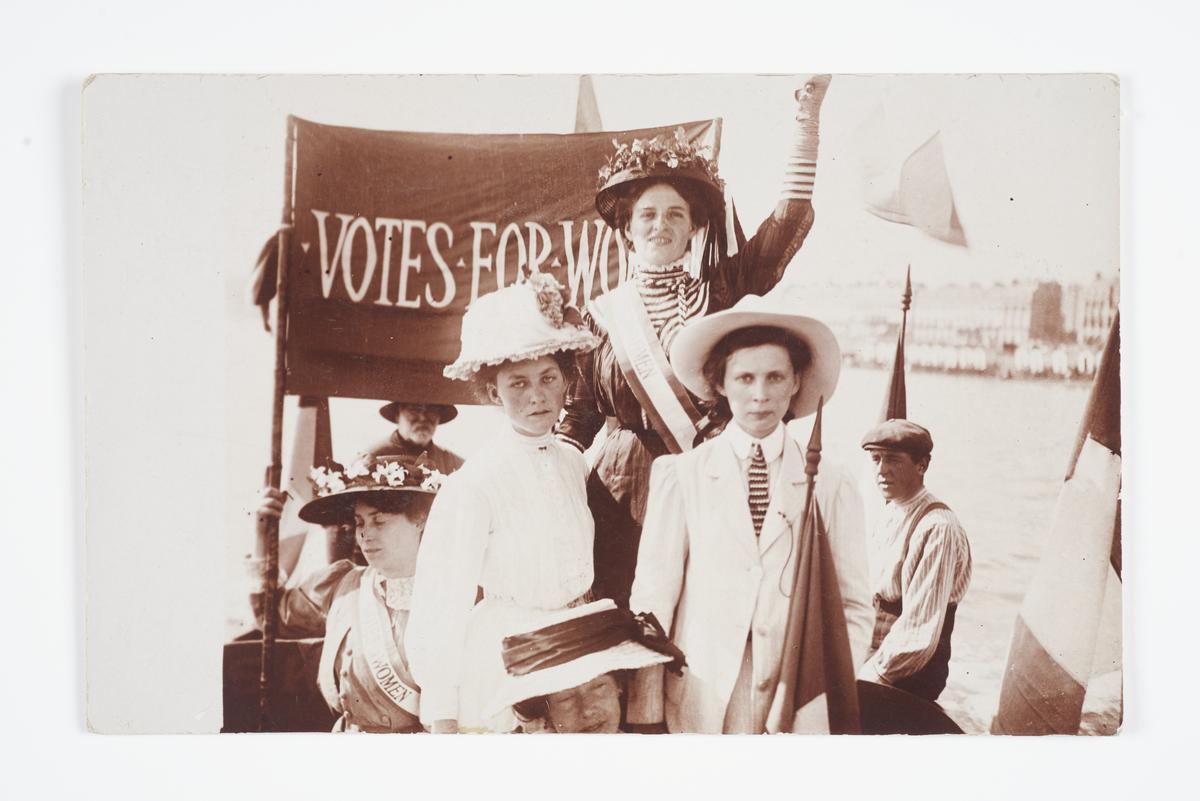 Postcard, photographic postcard | London Museum