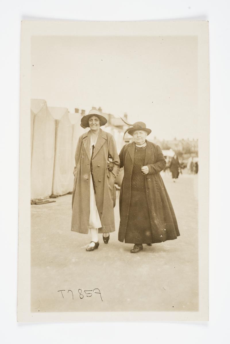Postcard, photographic postcard | London Museum