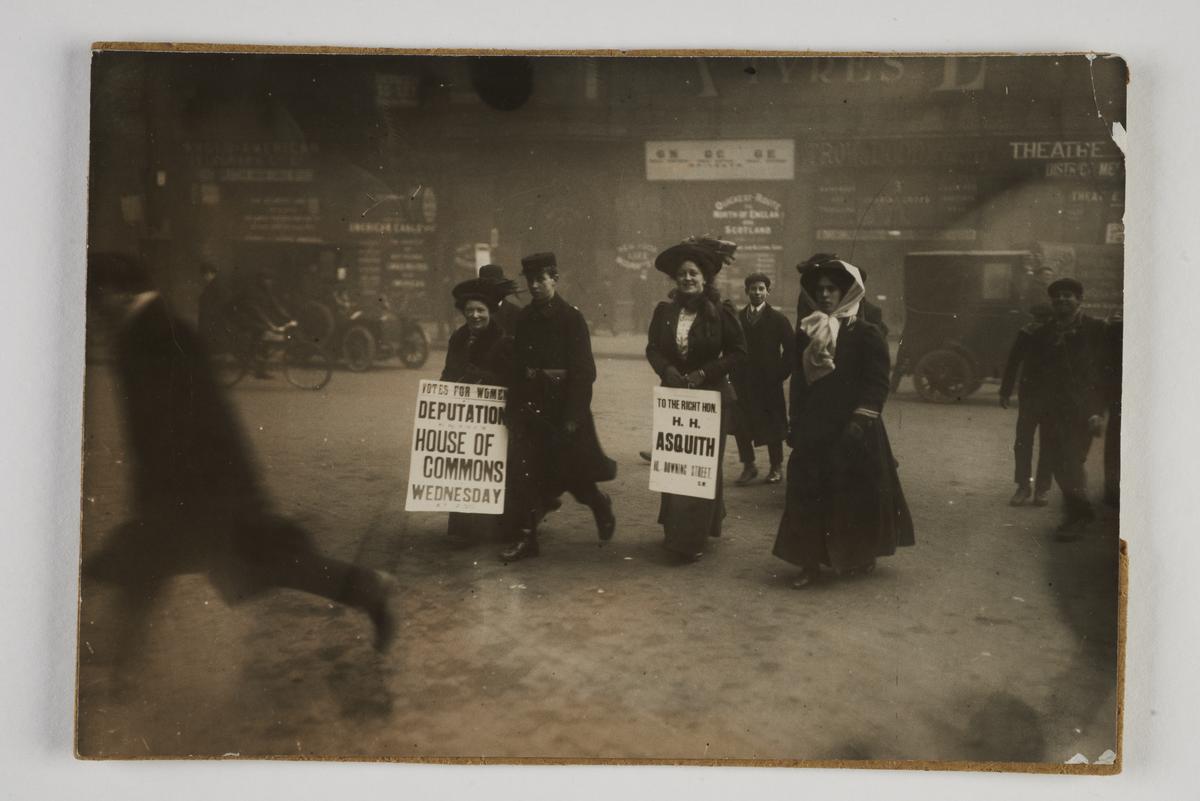 Suffragettes on their way to 10 Downing Street, February 1909 | London ...