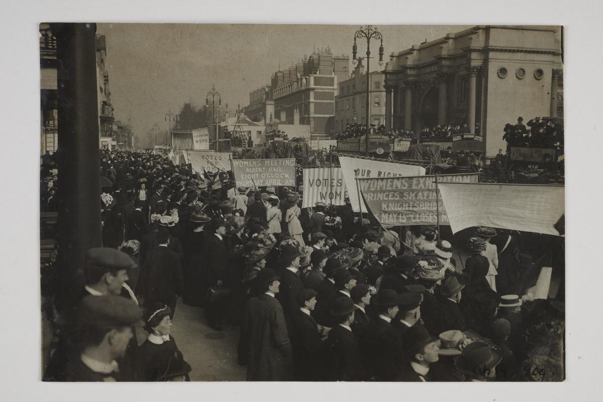 Suffragette Procession Promoting the Women's Exhibition, May 1909 ...