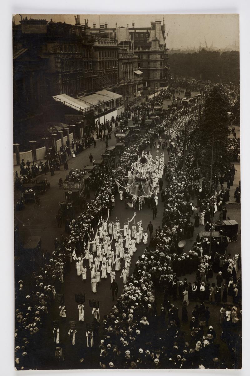 Postcard, photographic postcard | London Museum