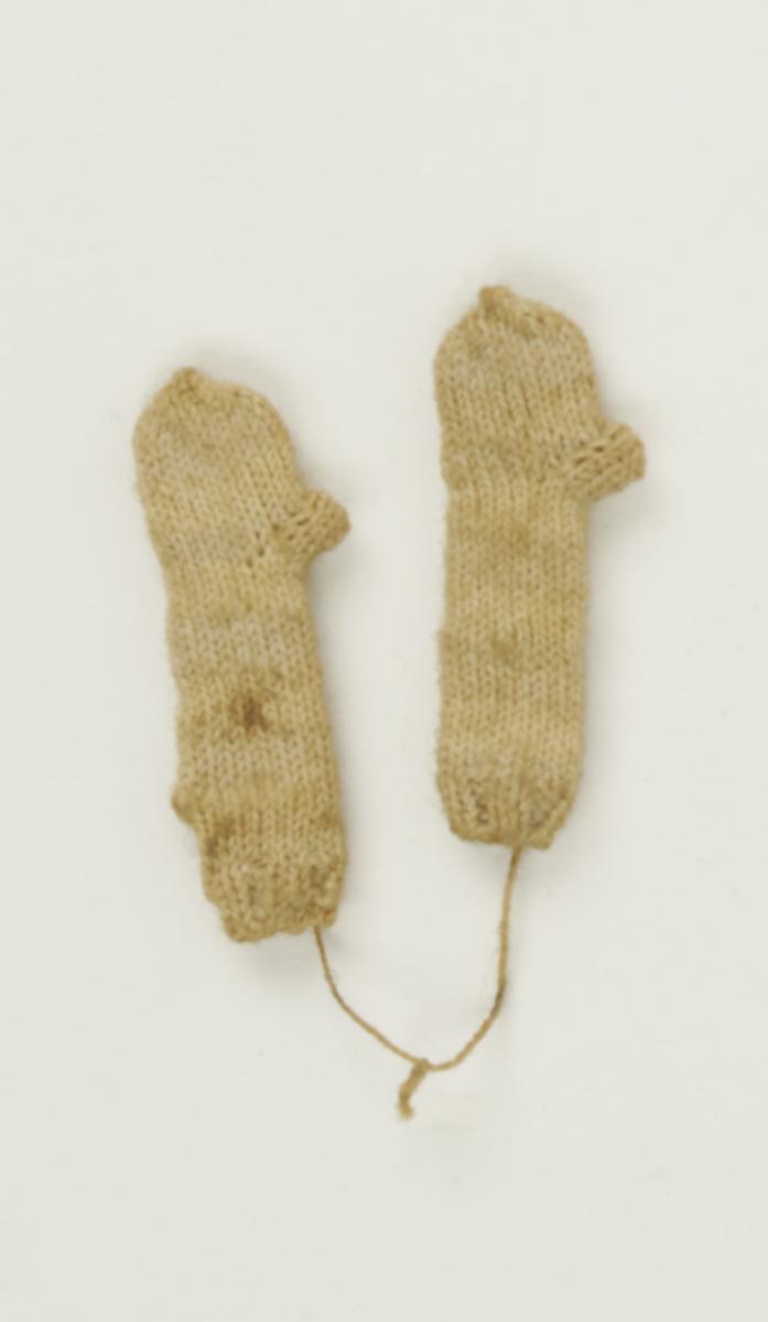 Doll's clothes, doll's mitten | London Museum