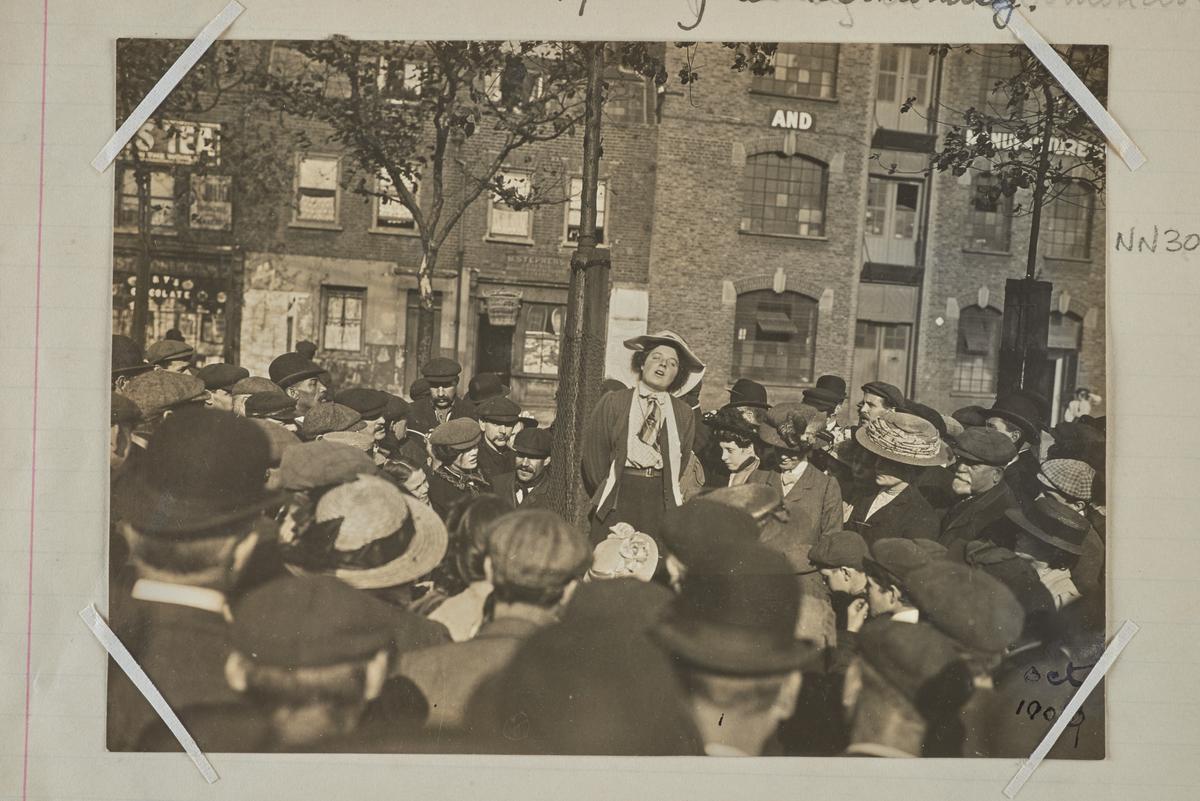 Miss Hewitt speaking at Bermondsey | London Museum