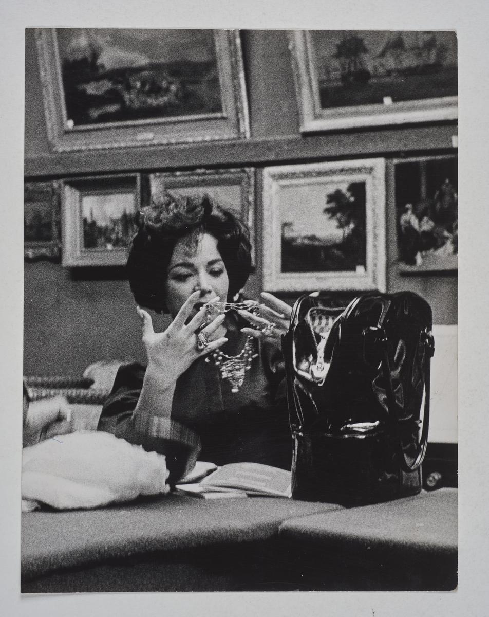 Photograph, gelatin silver print | London Museum