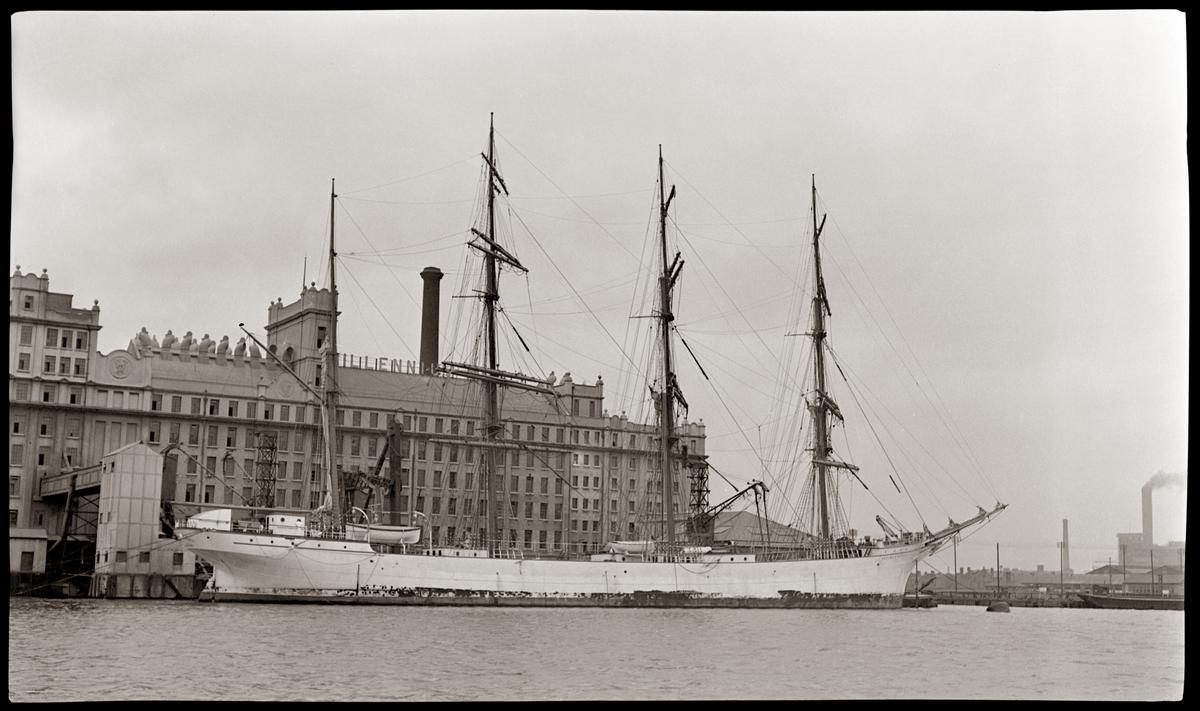 Royal Victoria Dock. The four-masted steel barque 'Archibald Russell ...