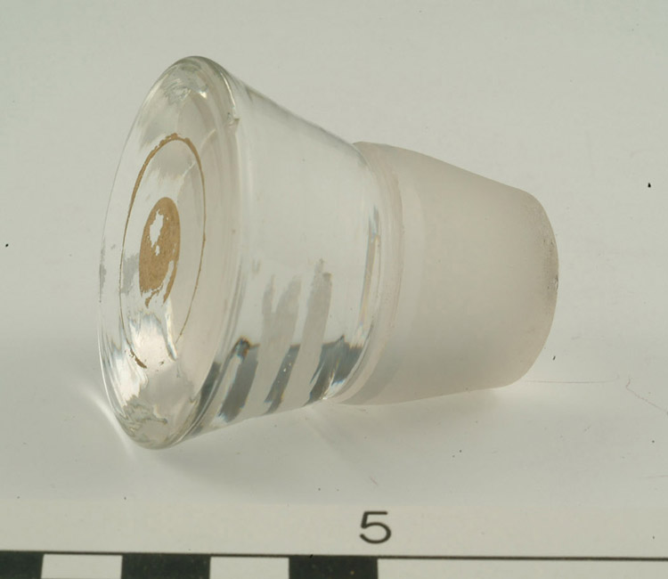 Decanter, decanter stopper | London Museum